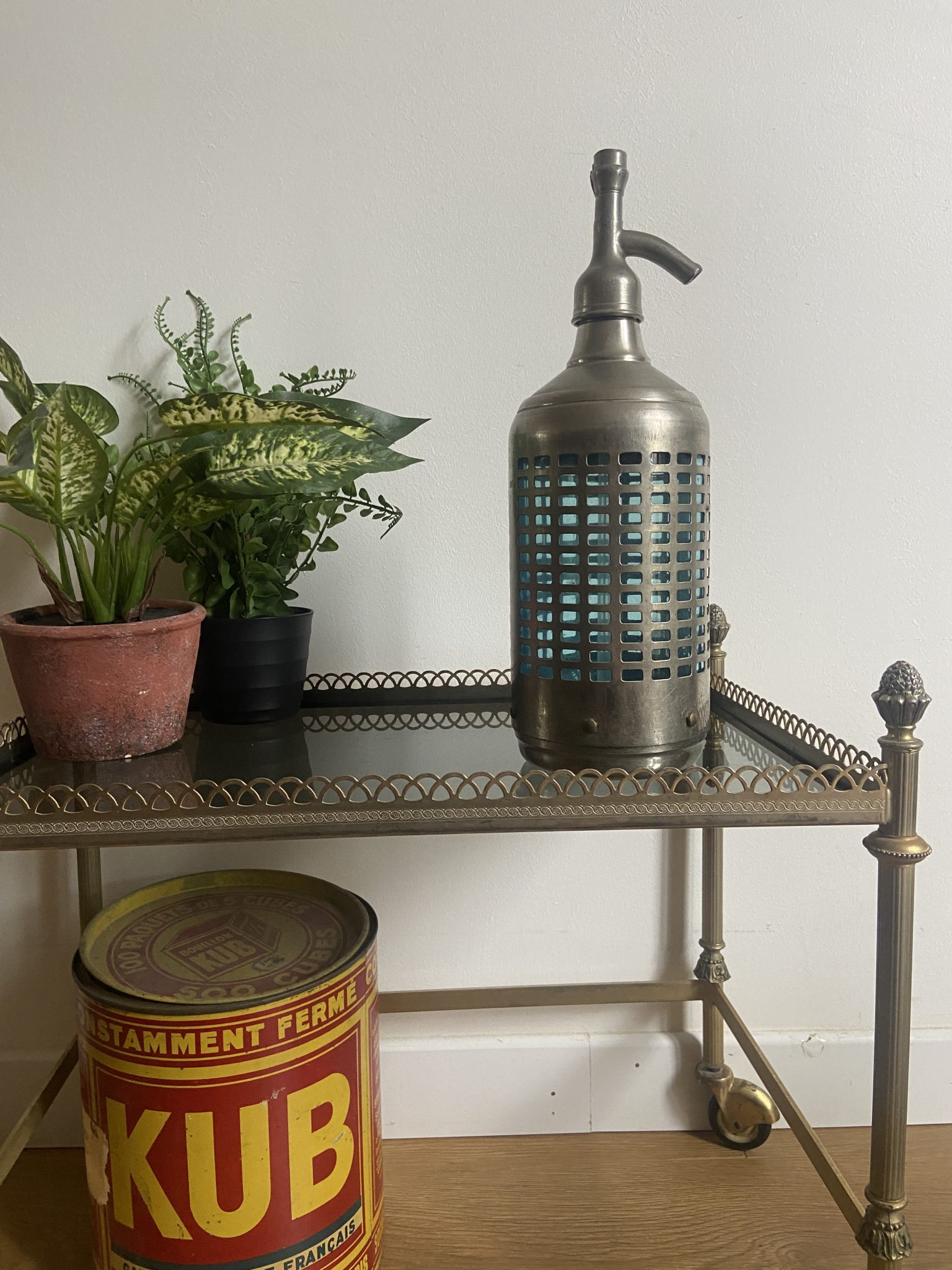 ANCIEN GRAND SIPHON DE BAR EN VERRE BLEU Turquoise Et Cage De Métal De 1951