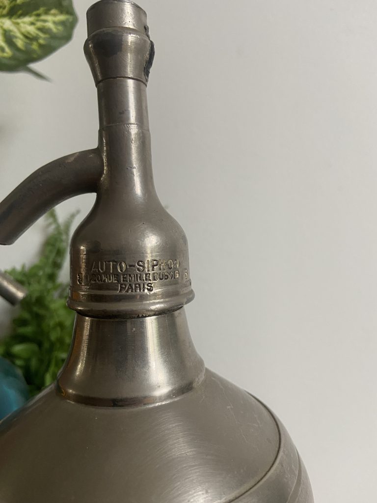 ANCIEN GRAND SIPHON DE BAR EN VERRE BLEU Turquoise Et Cage De Métal De 1951