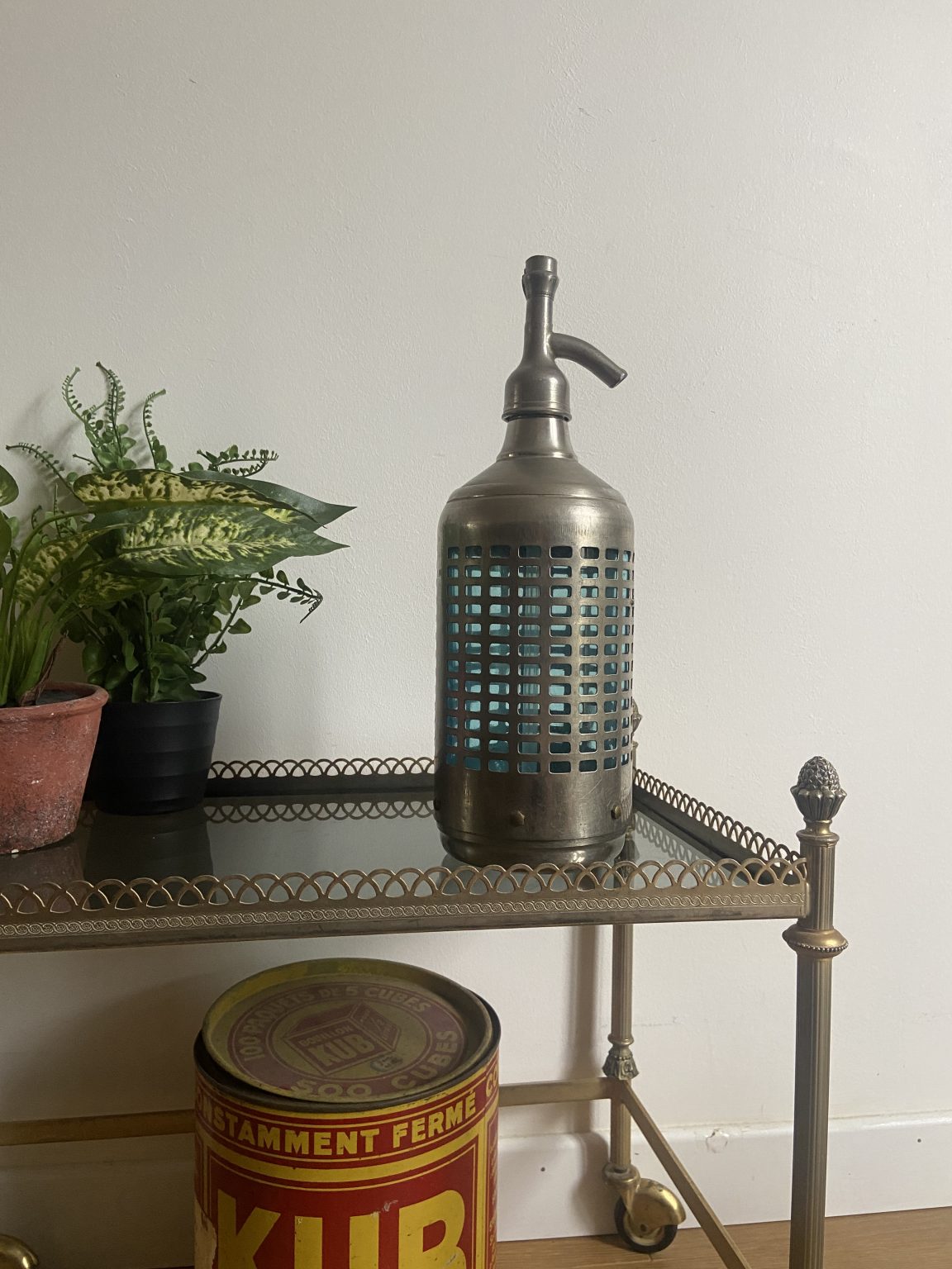 ANCIEN GRAND SIPHON DE BAR EN VERRE BLEU Turquoise Et Cage De Métal De 1951