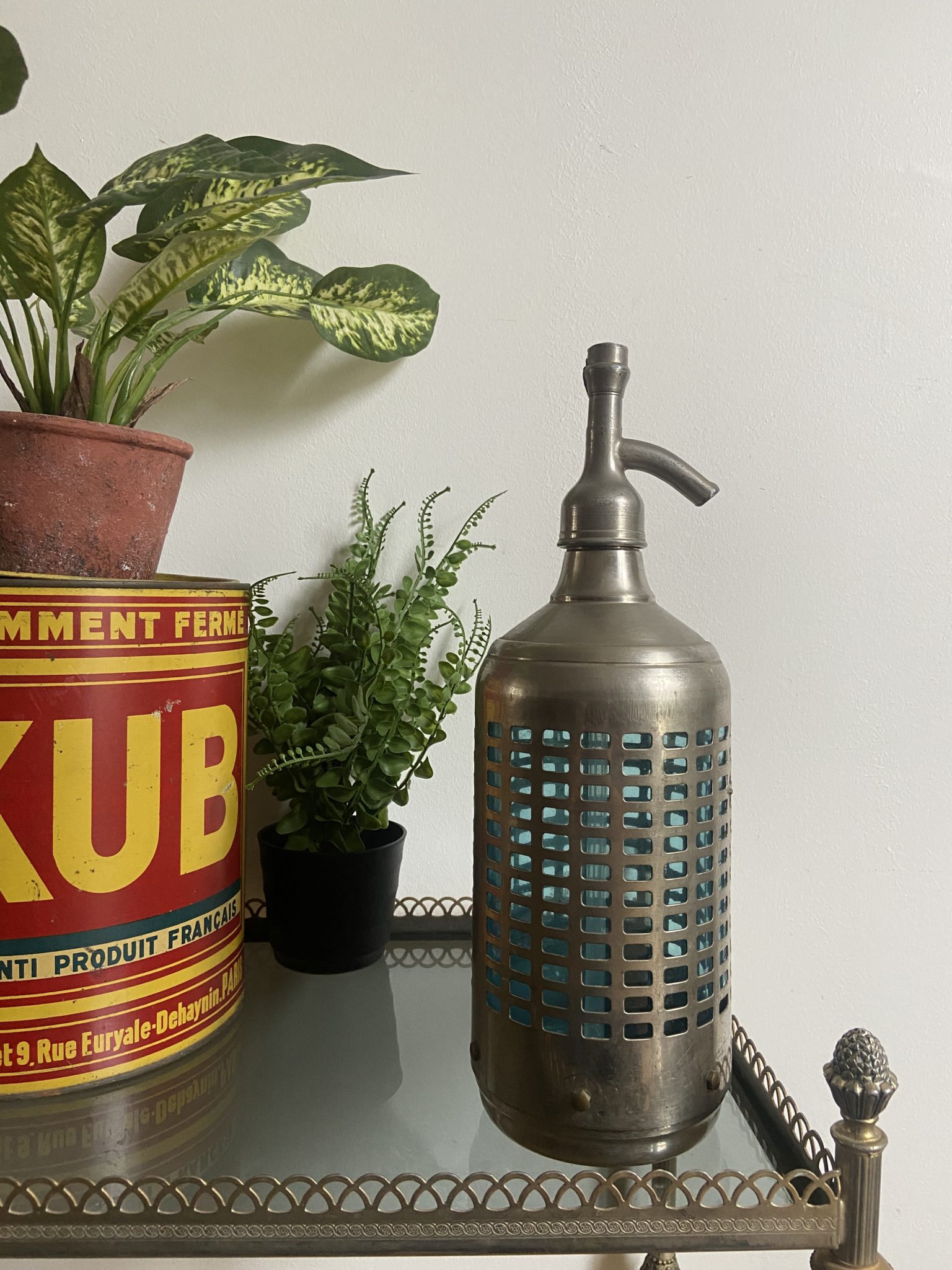 ANCIEN GRAND SIPHON DE BAR EN VERRE BLEU Turquoise Et Cage De Métal De 1951