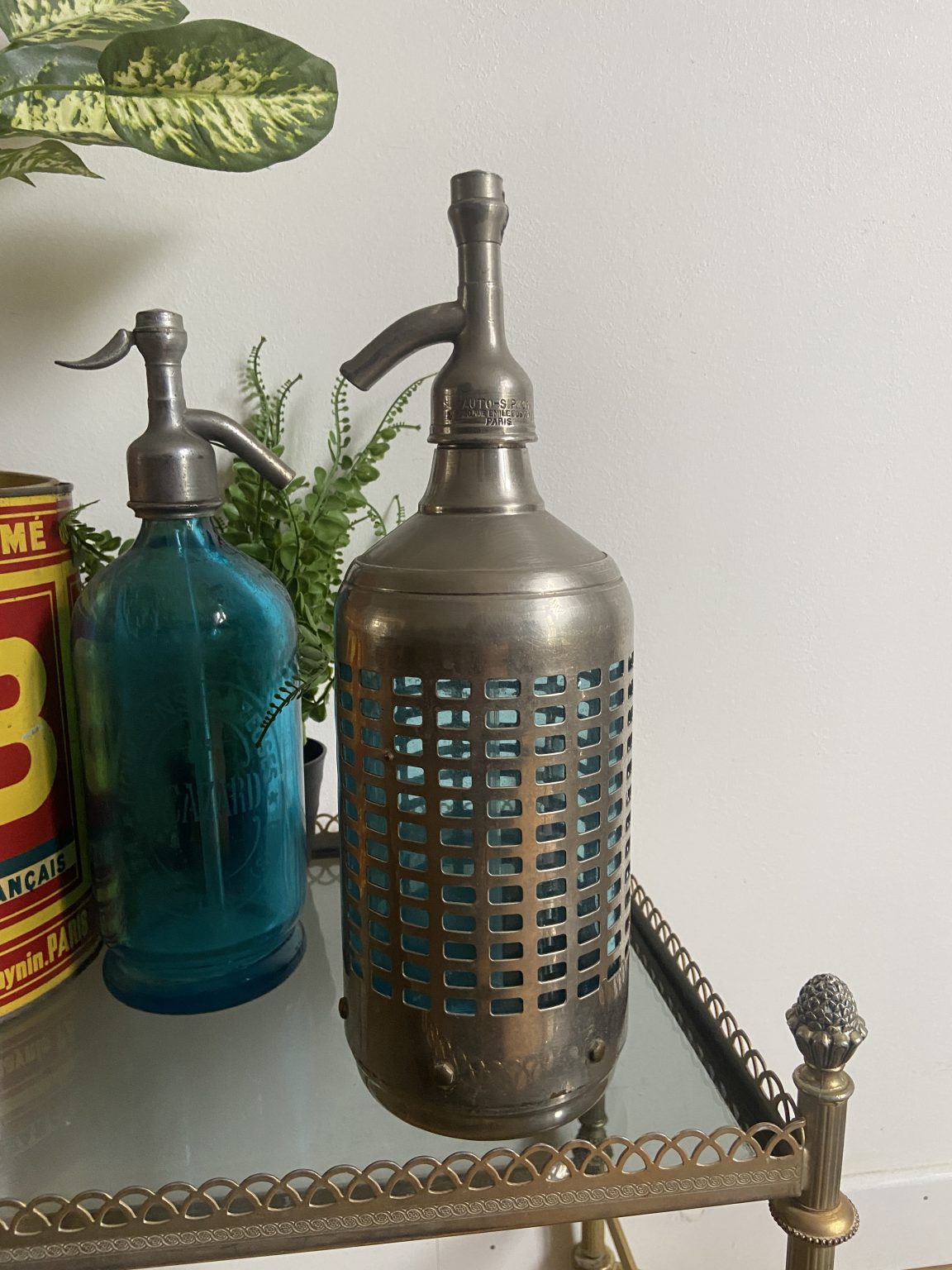 ANCIEN GRAND SIPHON DE BAR EN VERRE BLEU Turquoise Et Cage De Métal De 1951