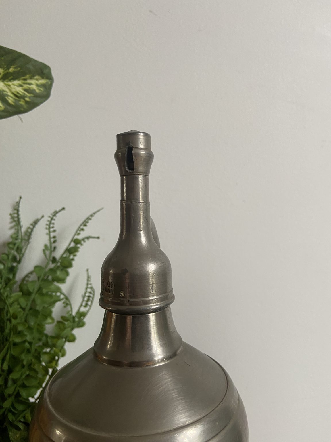 ANCIEN GRAND SIPHON DE BAR EN VERRE BLEU Turquoise Et Cage De Métal De 1951