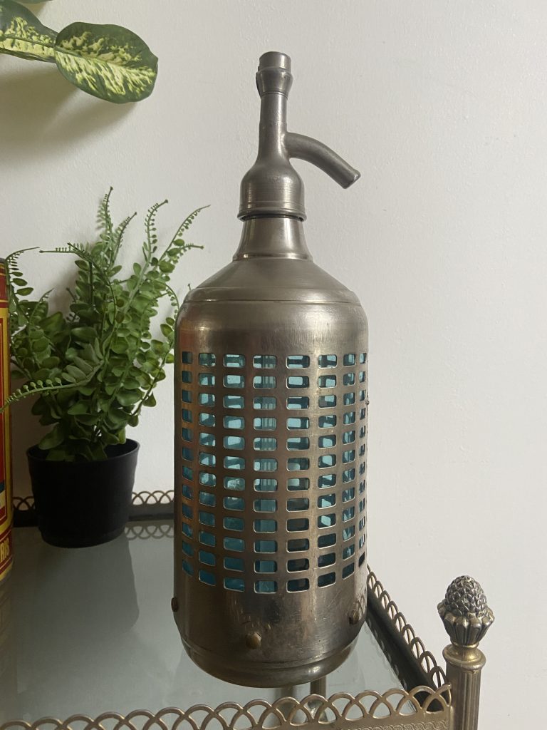ANCIEN GRAND SIPHON DE BAR EN VERRE BLEU Turquoise Et Cage De Métal De 1951