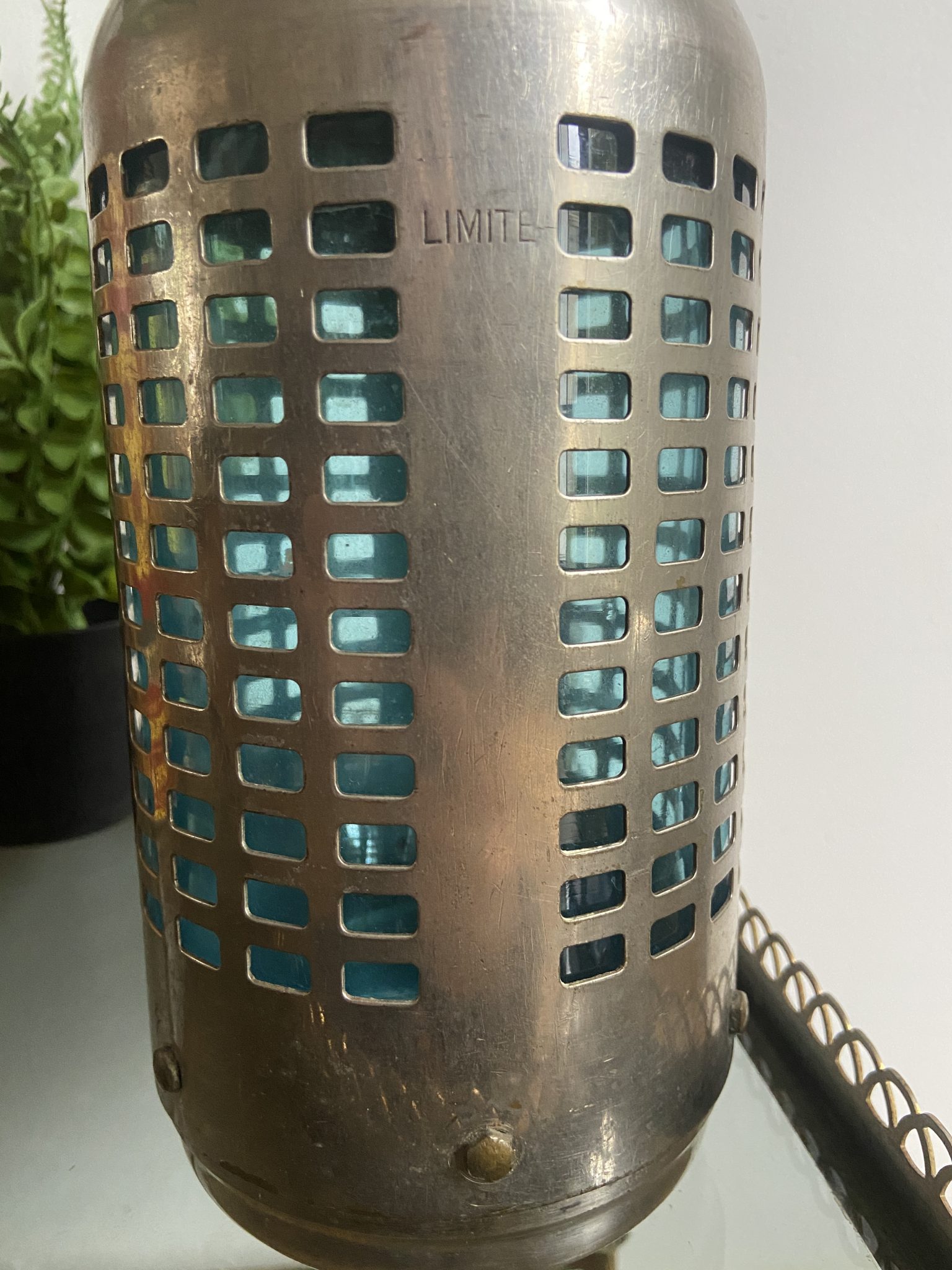 ANCIEN GRAND SIPHON DE BAR EN VERRE BLEU Turquoise Et Cage De Métal De 1951