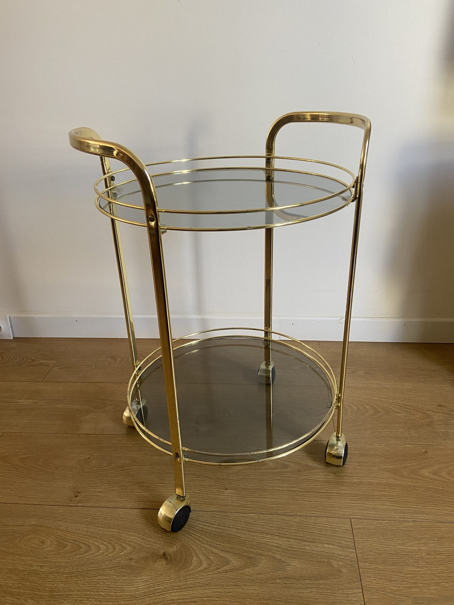 DESSERTE ROULANTE Ronde VINTAGE EN MÉTAL DORÉ ET VERRE FUMÉ