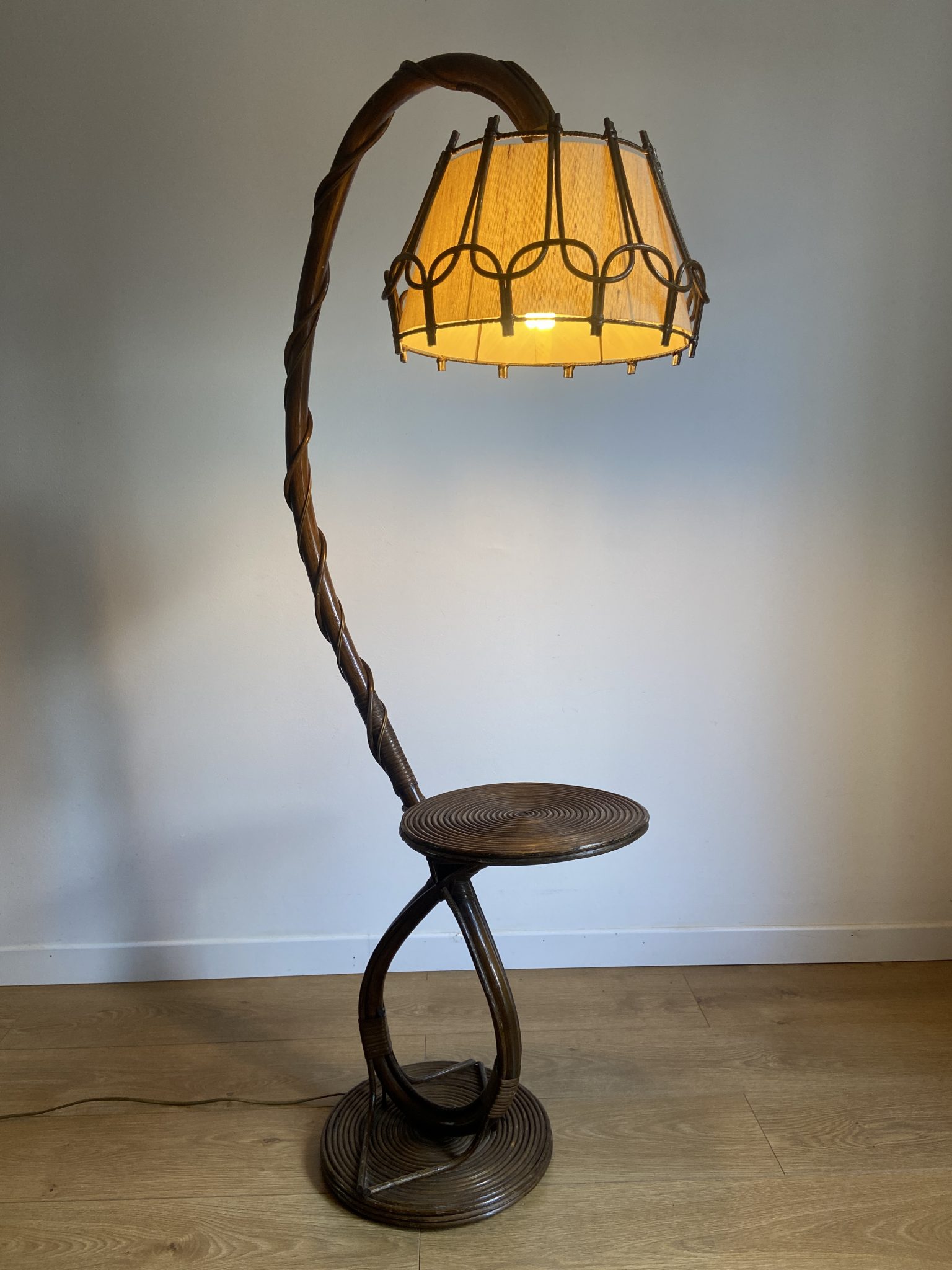Lampadaire Vintage Avec Tablette En Rotin Dlg Louis Sognot Vers 1960