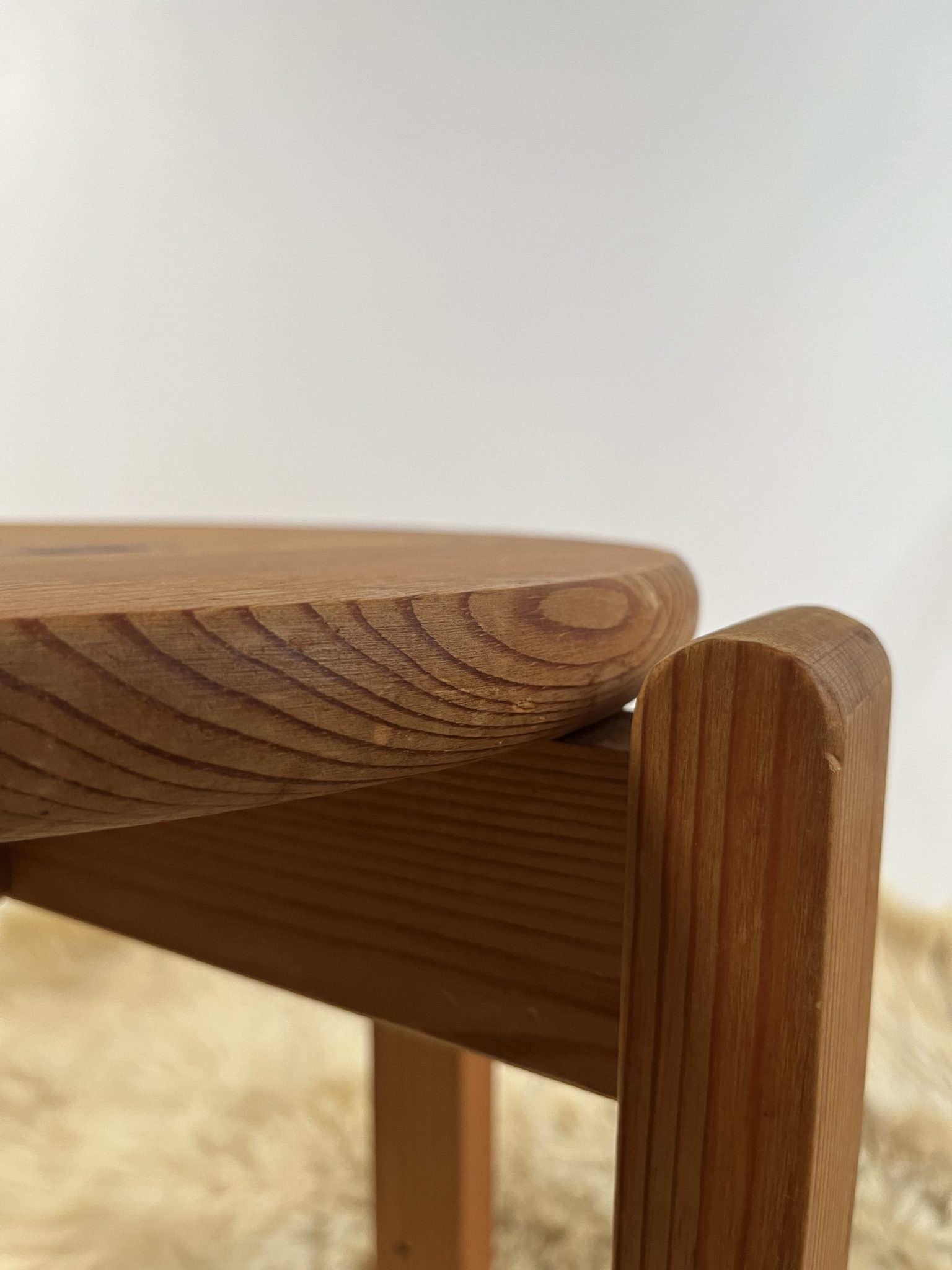 Tabouret Brutaliste En Pin Massif