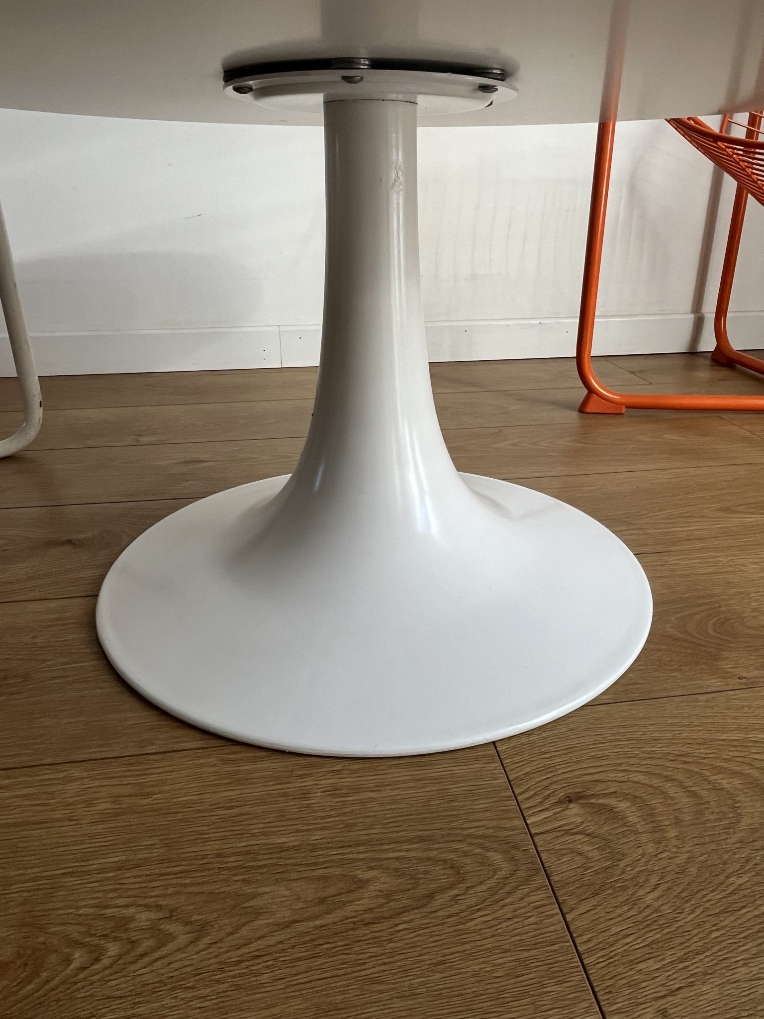 Table Basse Blanche Pied Tulipe Made In France Par Grofillex Vers 1960