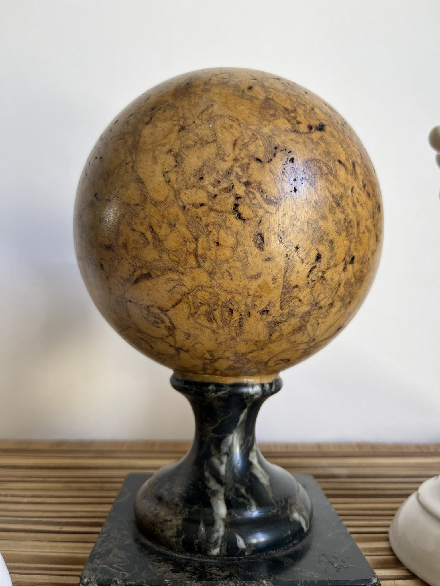 Boule De Rampe D’escalier En Marbre Sur Support (4,5kg)